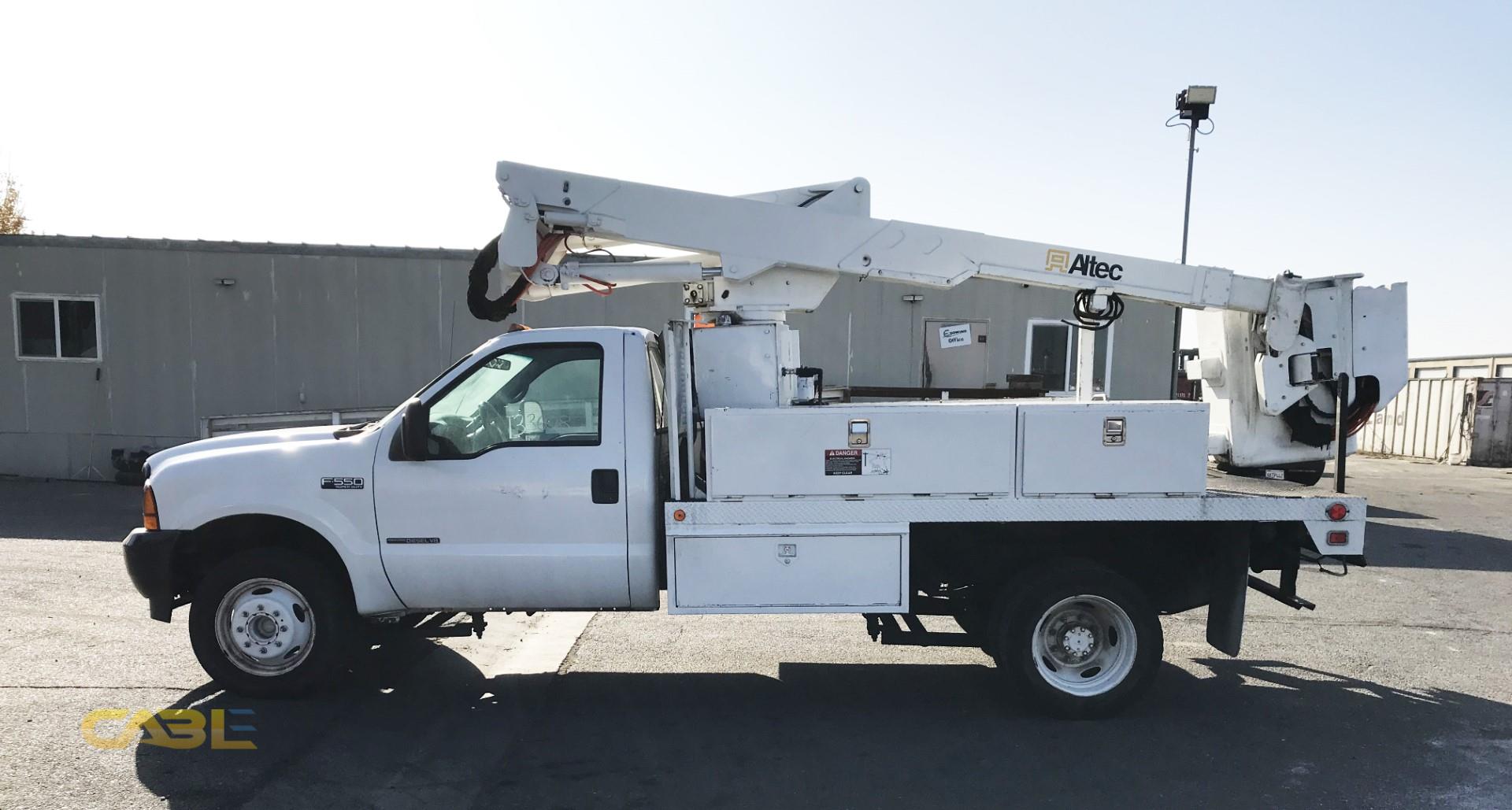 2000 Ford F550 Diesel w/ Altec AT35-G Bucket