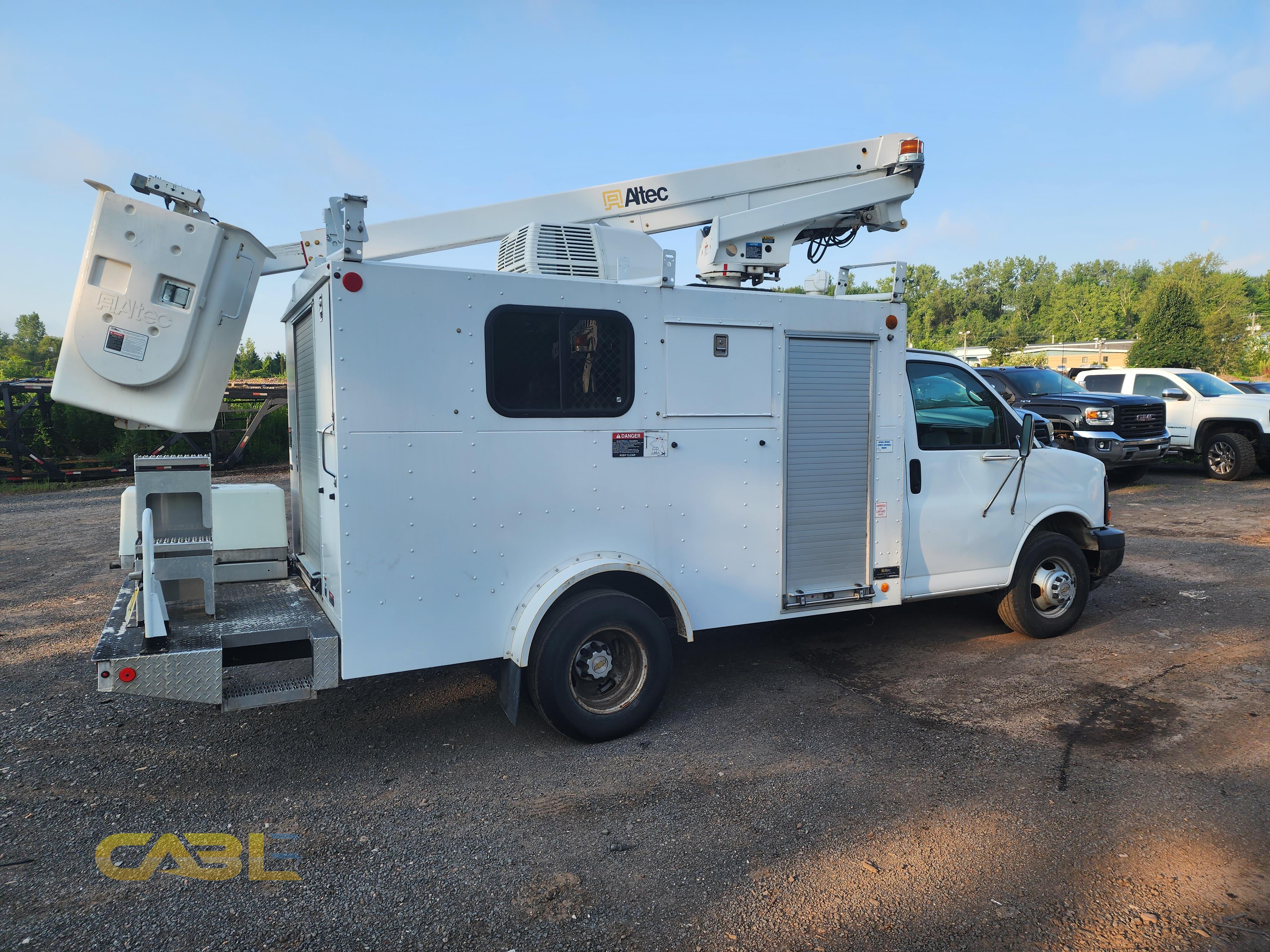 Splice lab with bucket